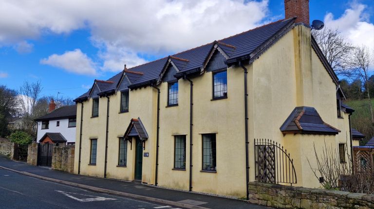 Rhiwabon / Ruabon village walk – Joe the Cocker's Hikes